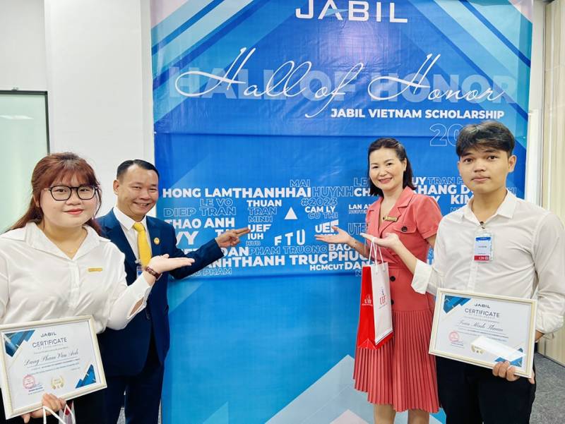 Vượt qua 800 SV từ 9 trường ĐH, 2 SV UEF nhận học bổng Jabil Việt Nam 2023